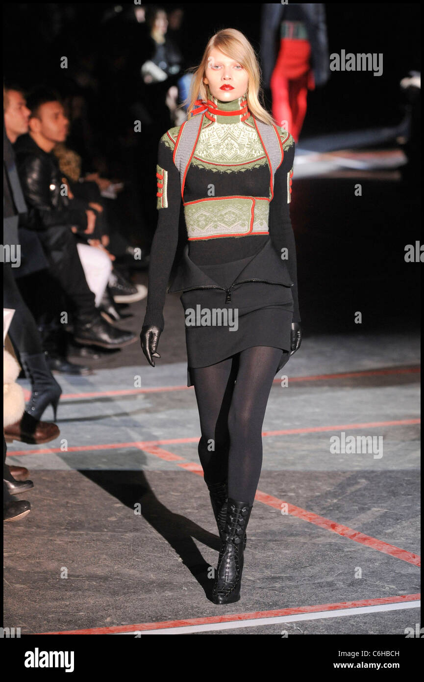 Model Paris Fashion Week Ready to Wear Fall Winter 2010 - Givenchy ...