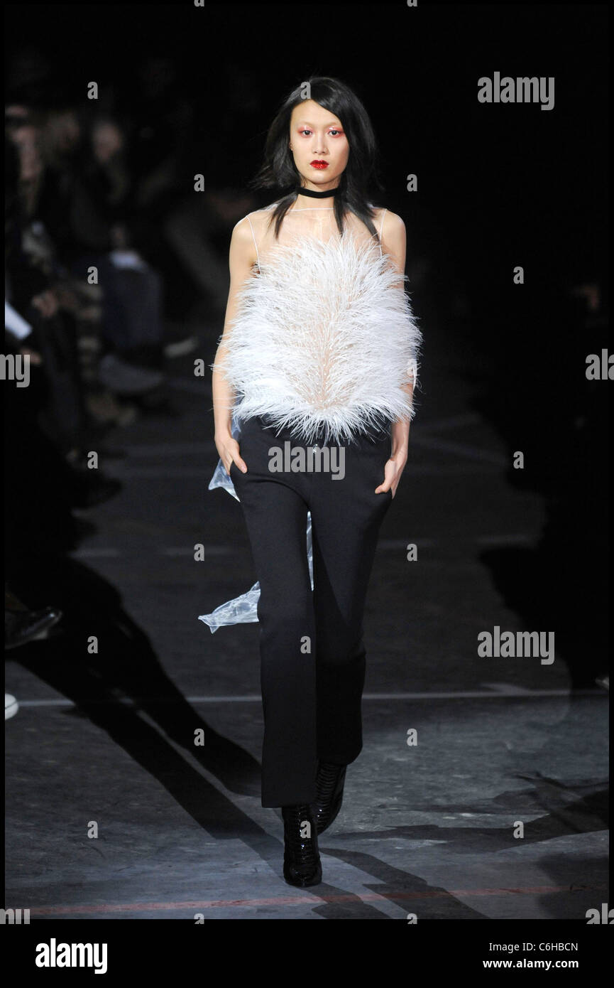 Model Paris Fashion Week Ready to Wear Fall Winter 2010 - Givenchy ...
