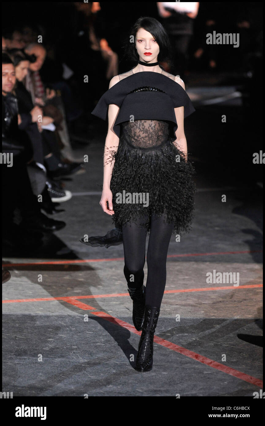 Model Paris Fashion Week Ready to Wear Fall Winter 2010 - Givenchy ...