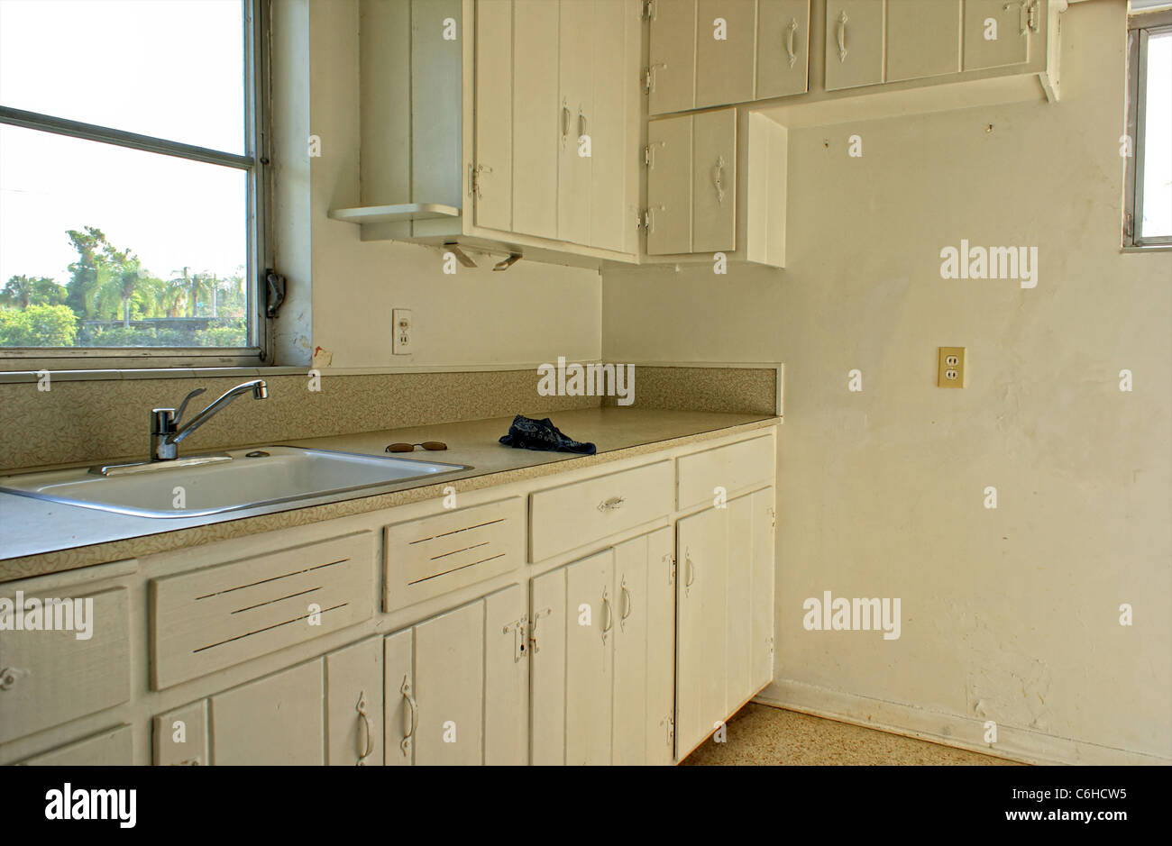 Empty vacant dirty one hi-res stock photography and images - Alamy