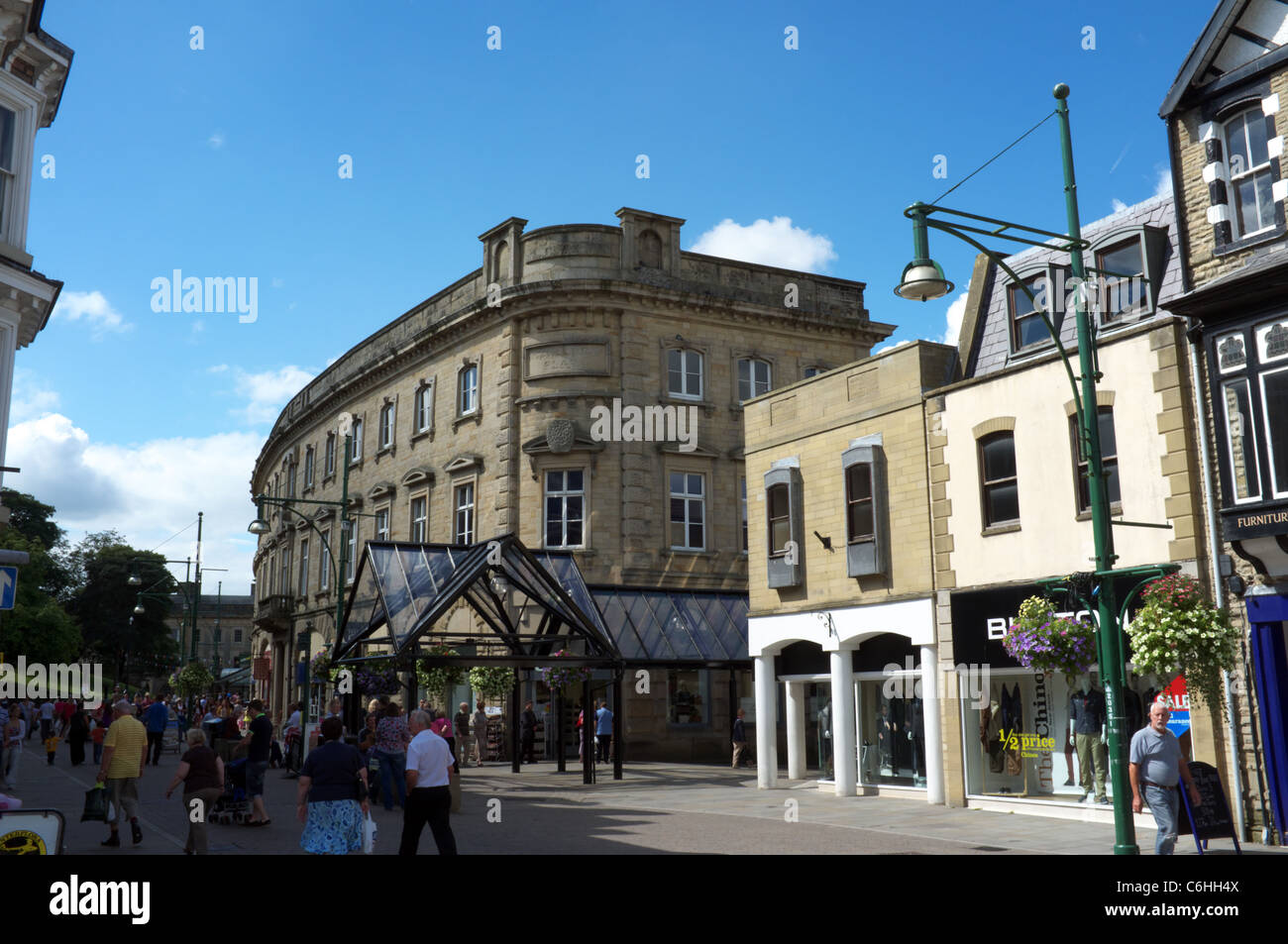 Spring Gardens shopping street in Buxton Stock Photo - Alamy