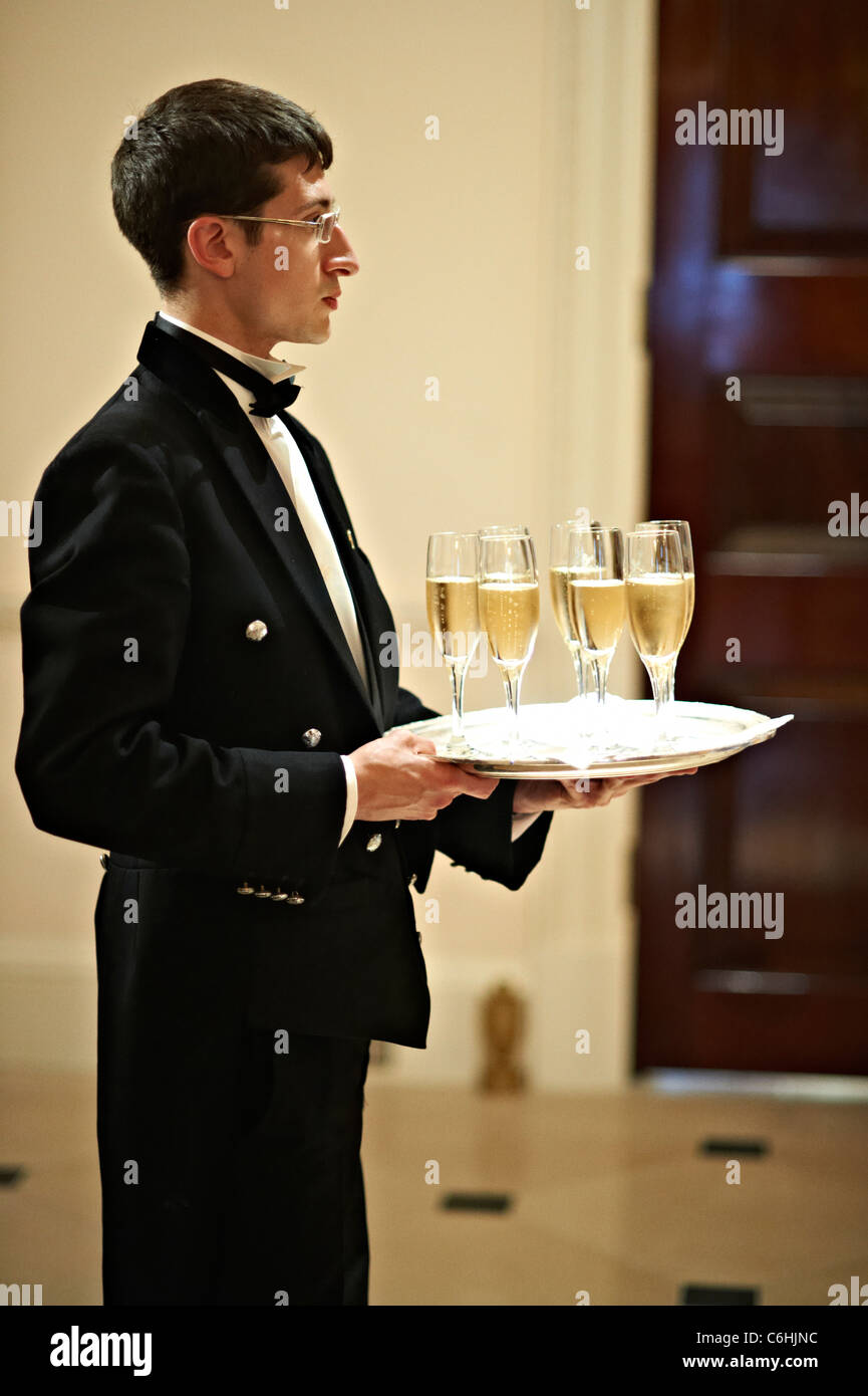 Waiter hi-res stock photography and images - Alamy