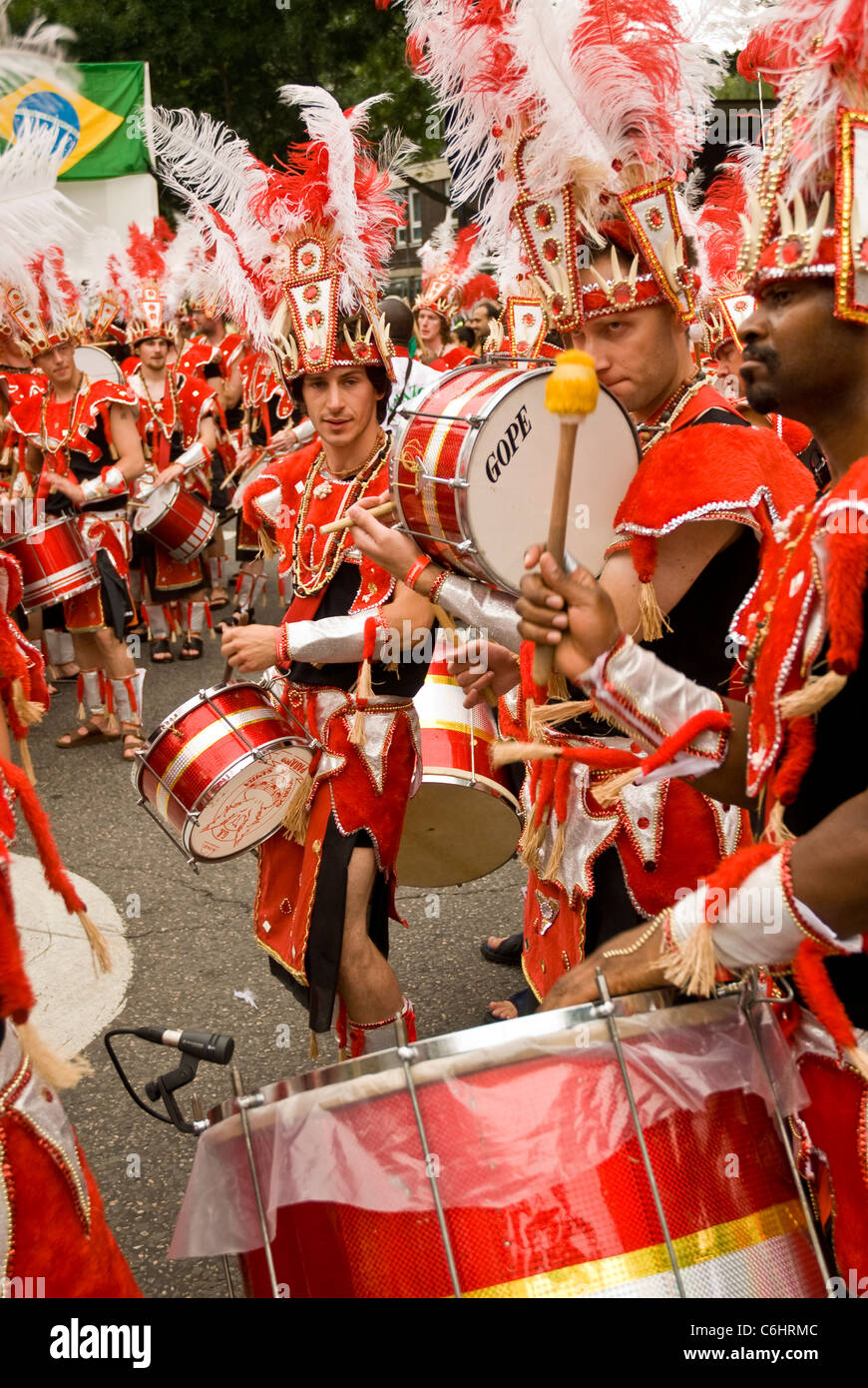 Dancers of the the Paraiso School of Samba float at the Notting Hill ...