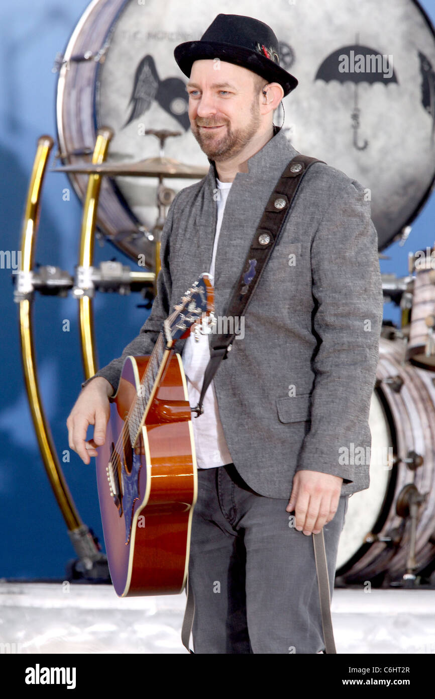 Kristian Bush Sugarland performing live on 'Good Morning America's ...
