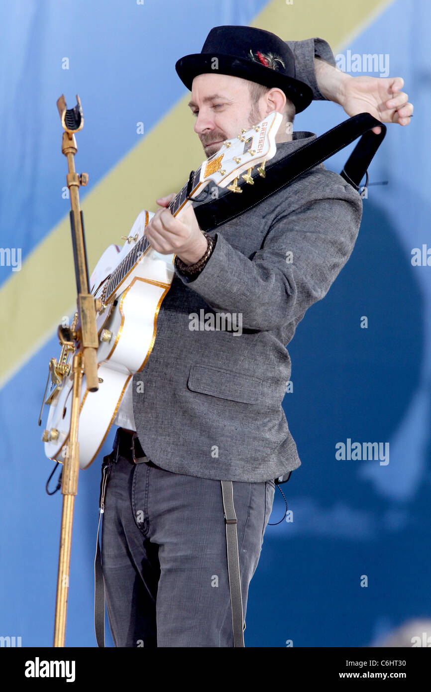 Kristian Bush Sugarland performing live on 'Good Morning America's ...