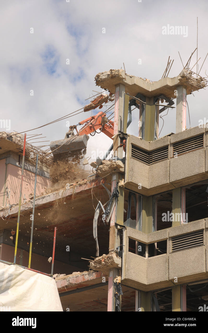 Demolition in progress hi-res stock photography and images - Alamy