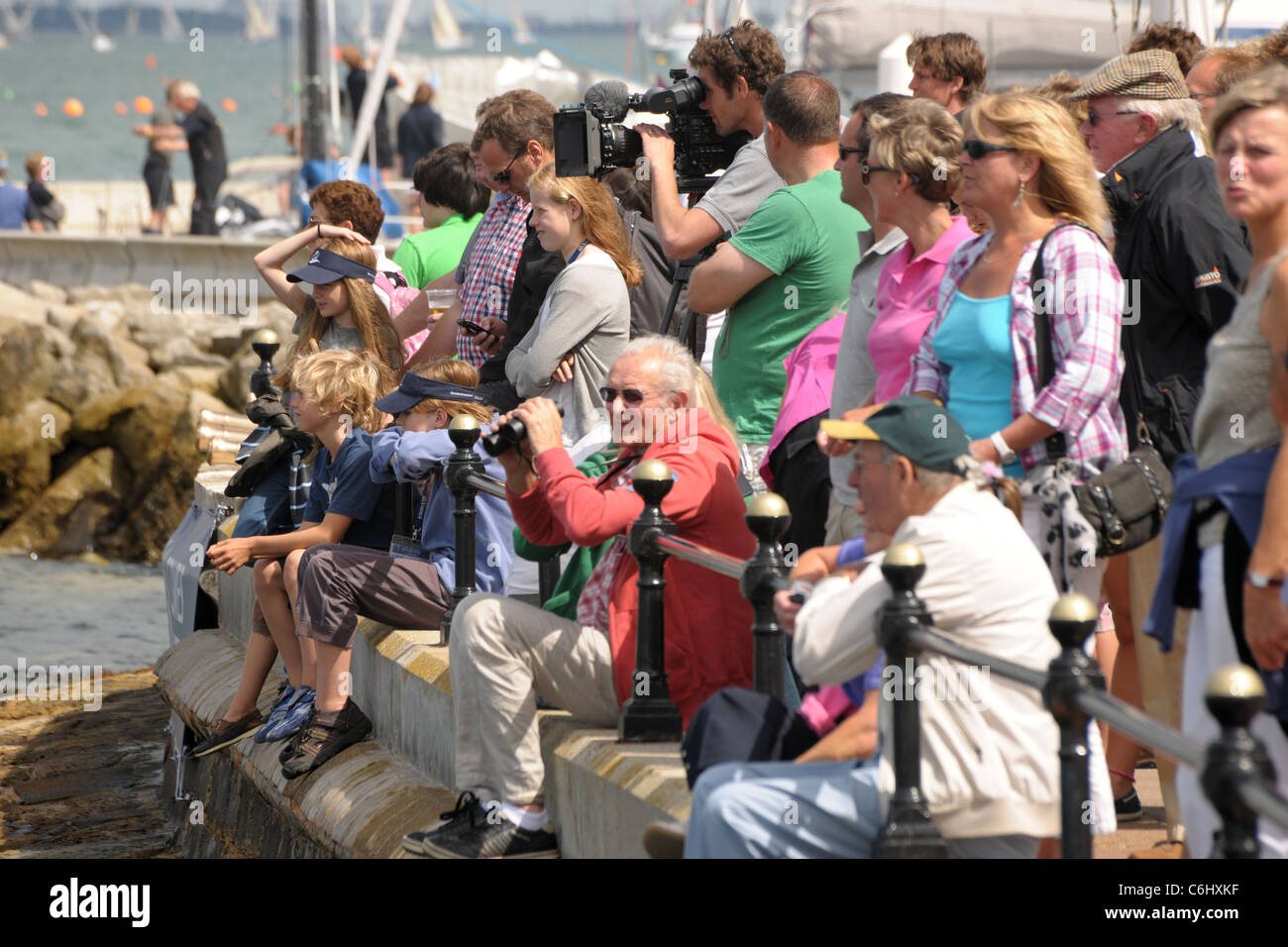 Crowd watching boat hi-res stock photography and images - Alamy