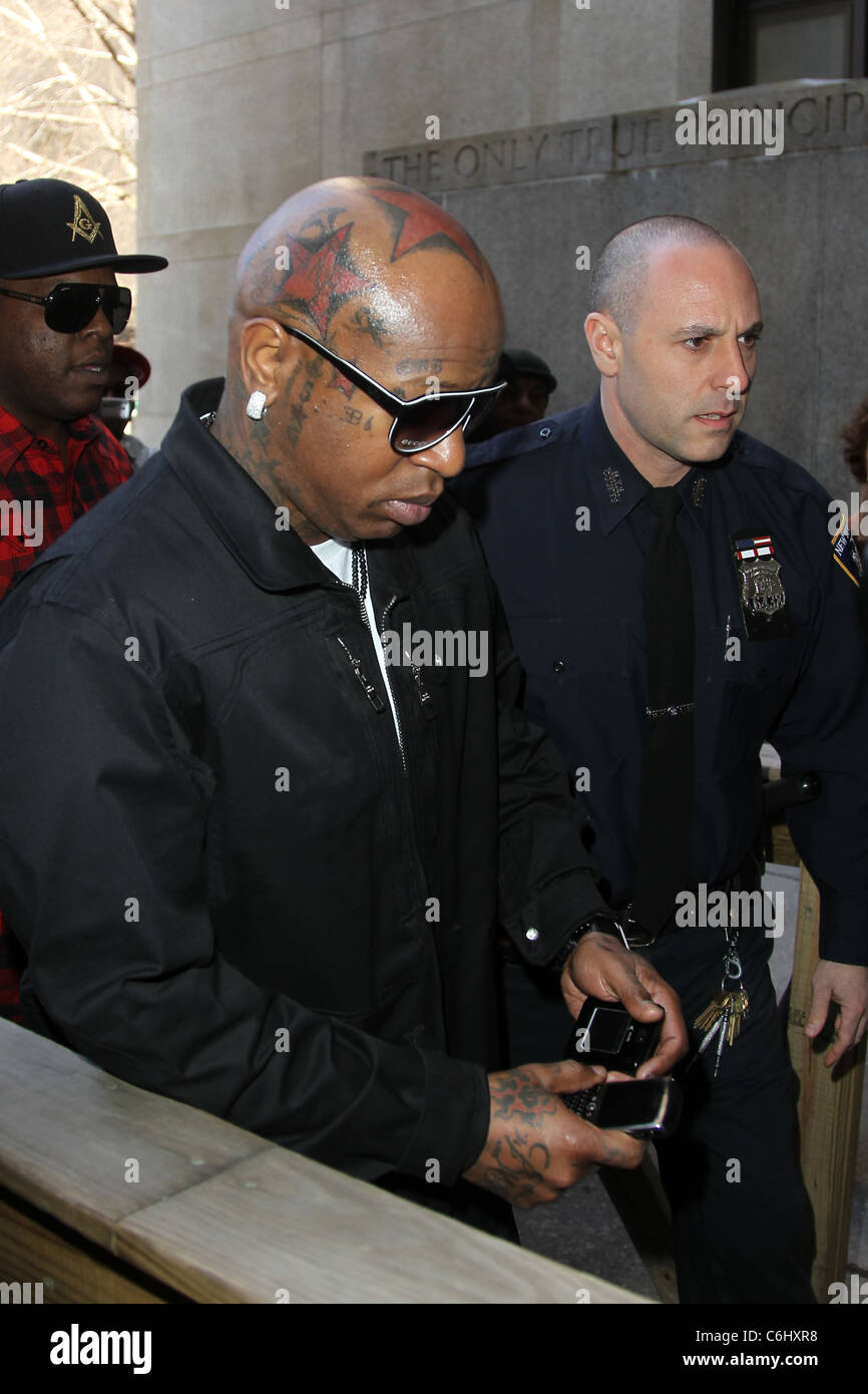 LIL WAYNE BEGINS YEAR-LONG PRISON TERM Rapper LIL WAYNE has begun a ...