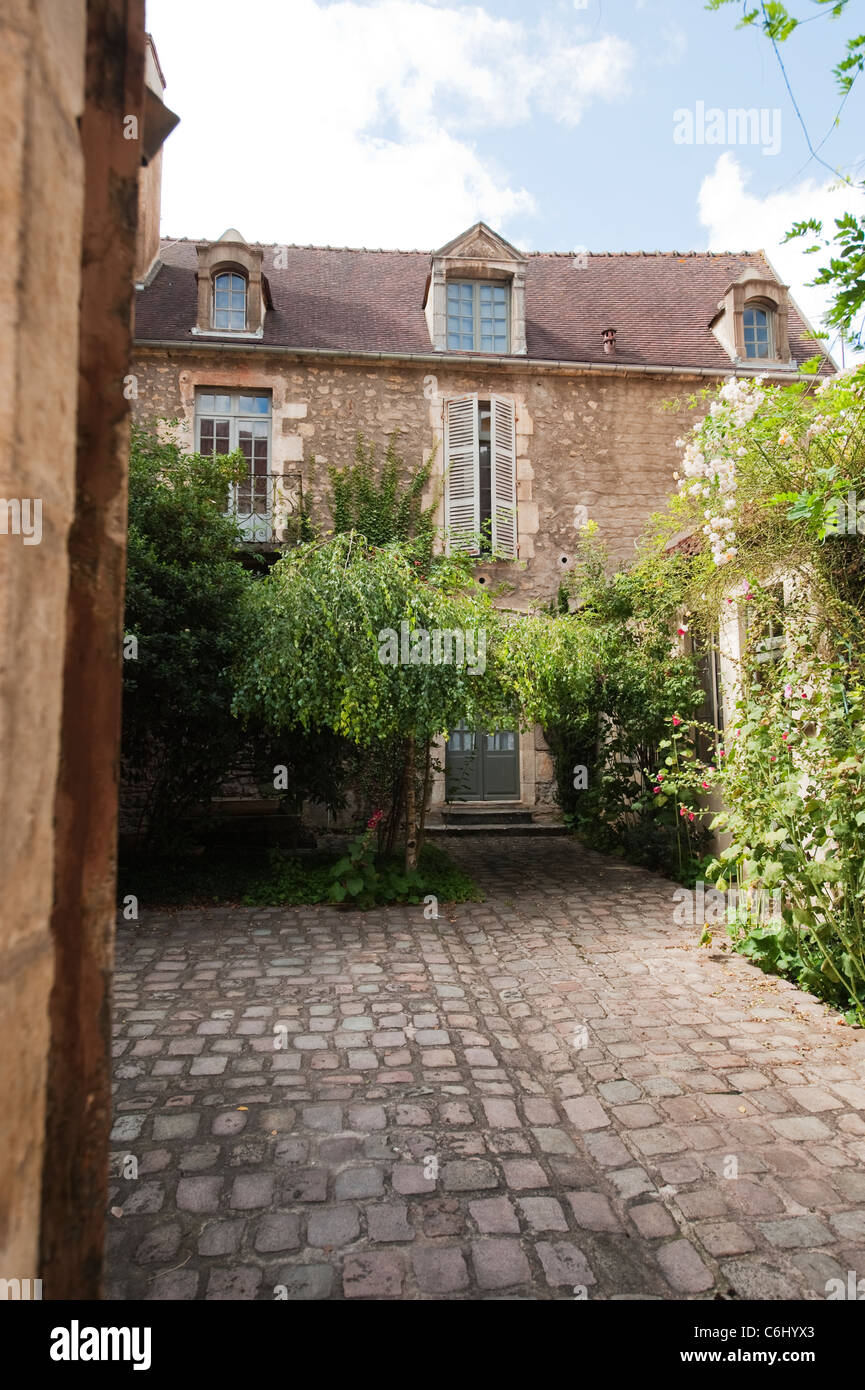 Traditional town house with cobbled courtyard in Avallon, Burgundy ...