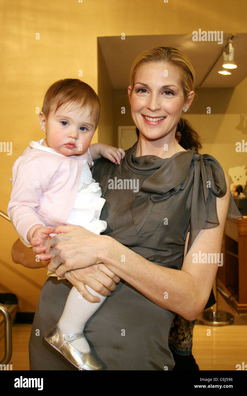 Kelly rutherford and daughter helena hi-res stock photography and ...