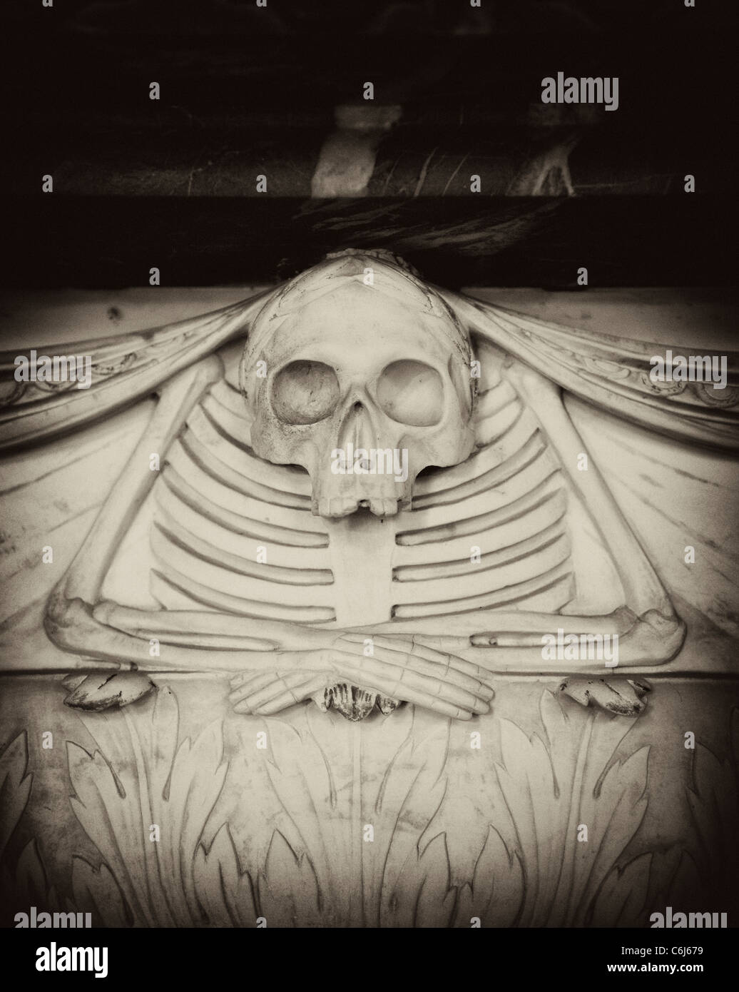 Grave skull hi-res stock photography and images - Alamy