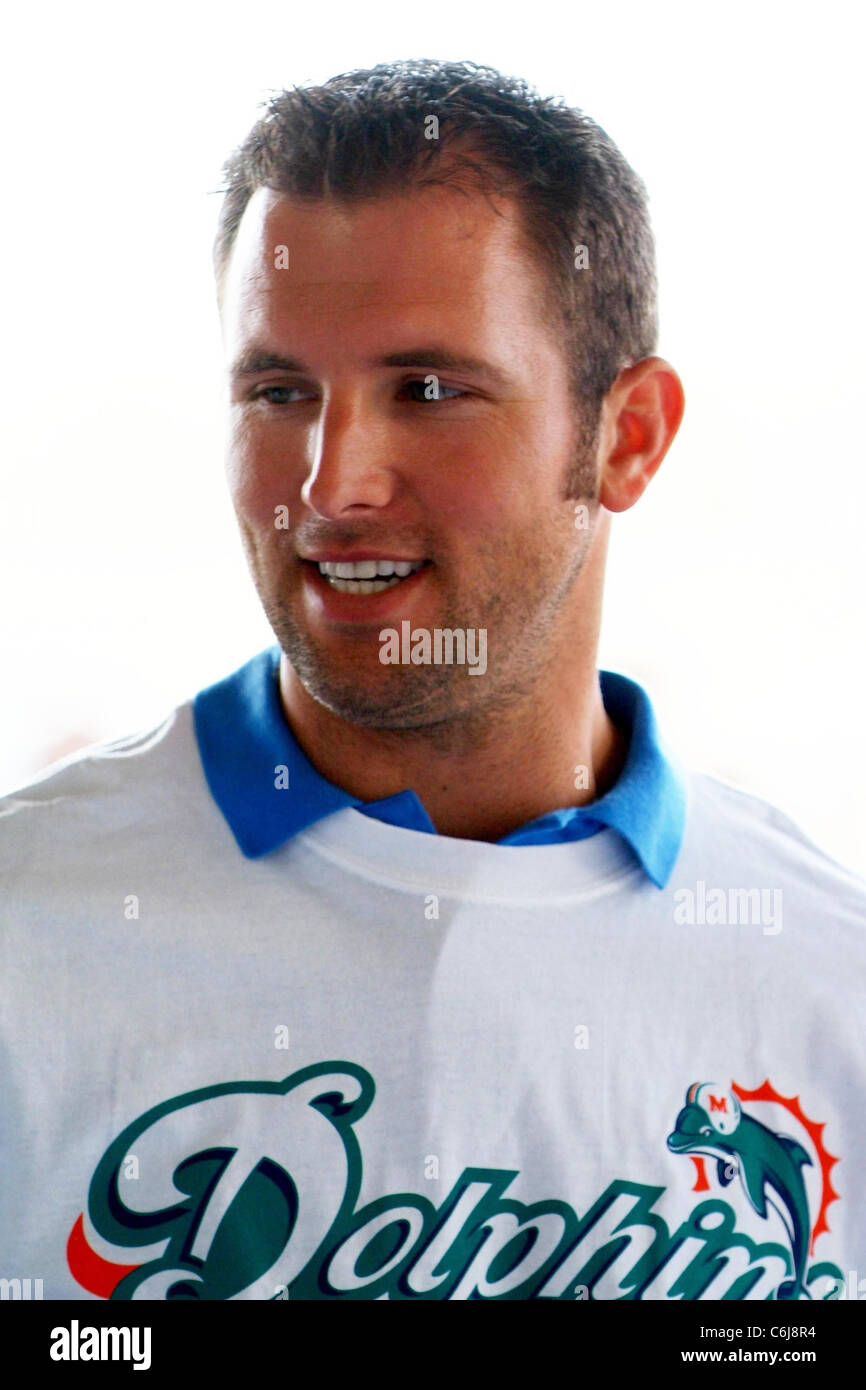Tyler Thigpen Miami Dolphins football players distribute meals at the ...