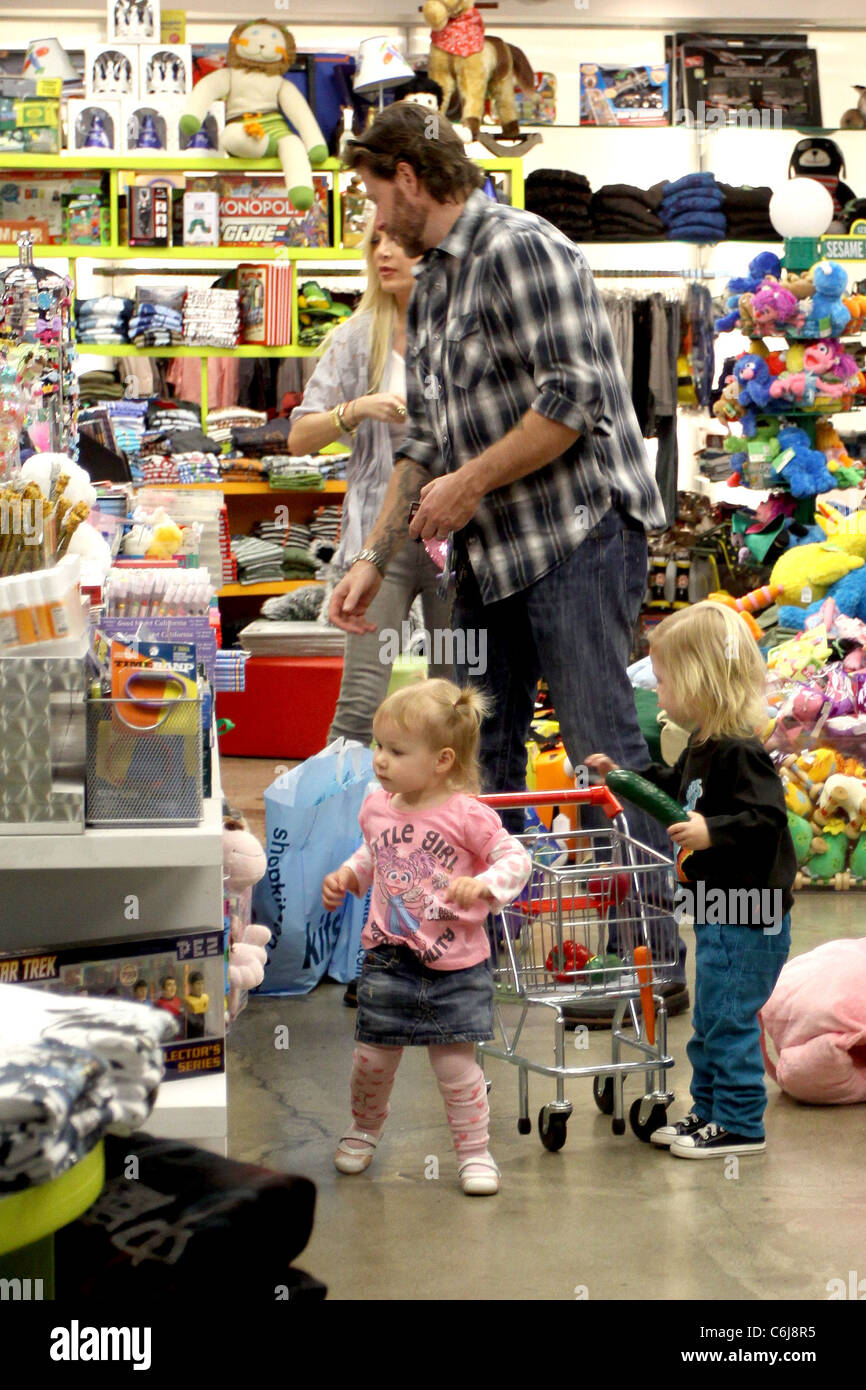 Tori Spelling, Stella McDermott, Liam McDermott and Dean McDermott Tori ...
