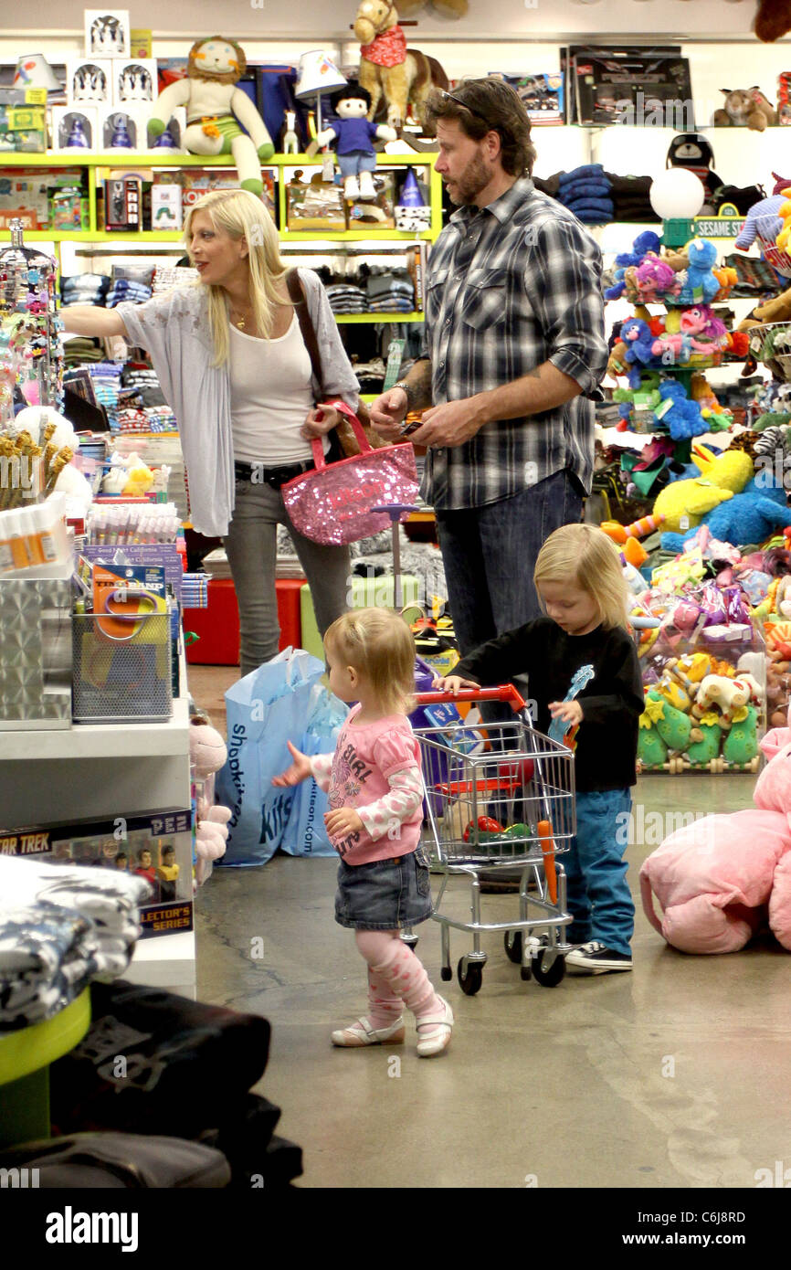 Tori Spelling, Stella McDermott, Liam McDermott and Dean McDermott Tori ...
