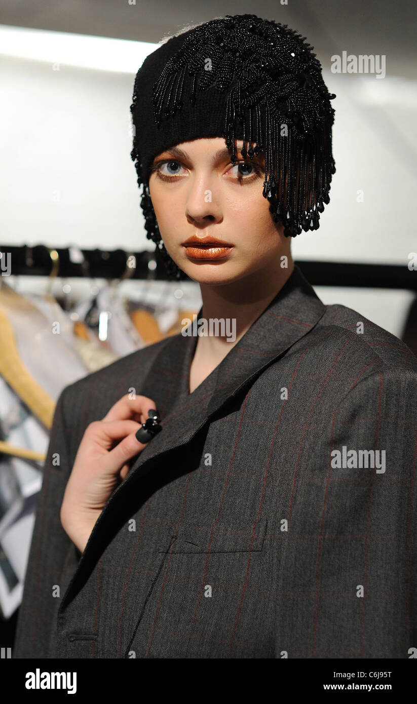 Model London Fashion Week Autumn/Winter 2010 - J. Maskrey - Backstage ...