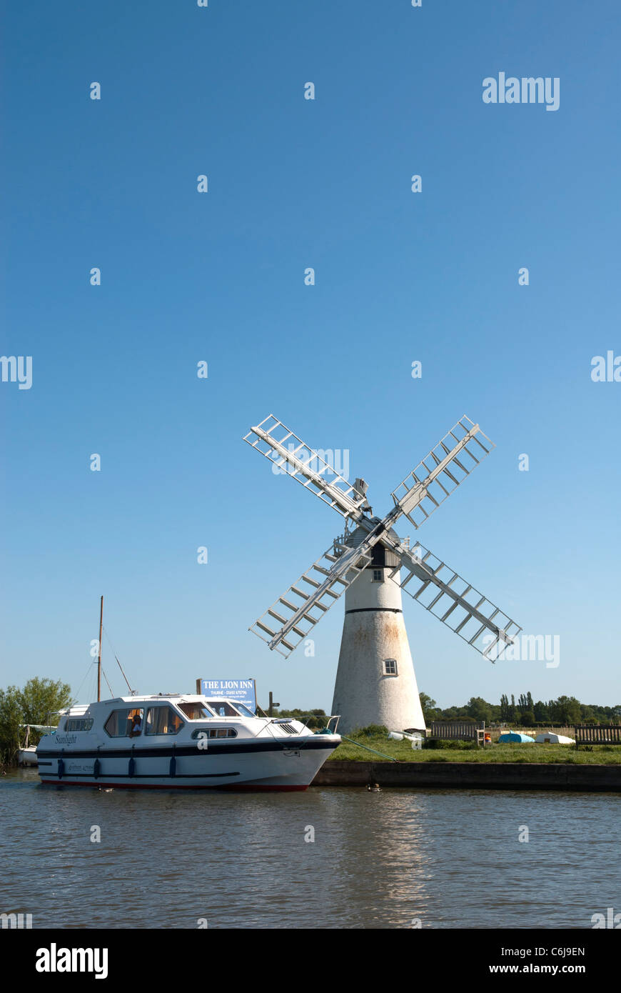 Thurne Dyke Drainage Mill, River Thurne, Norfolk, England Stock Photo ...