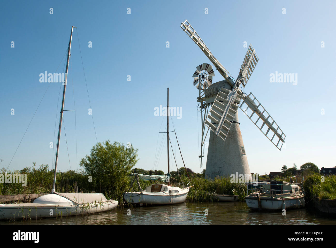 Thurne Dyke Drainage Mill, River Thurne, Norfolk, England Stock Photo ...