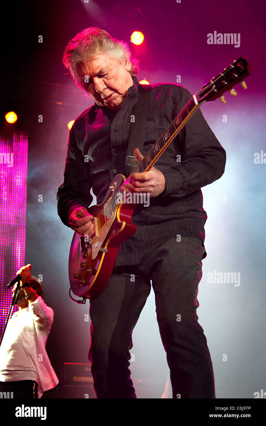 Mick ralphs bad company performing hi-res stock photography and images ...