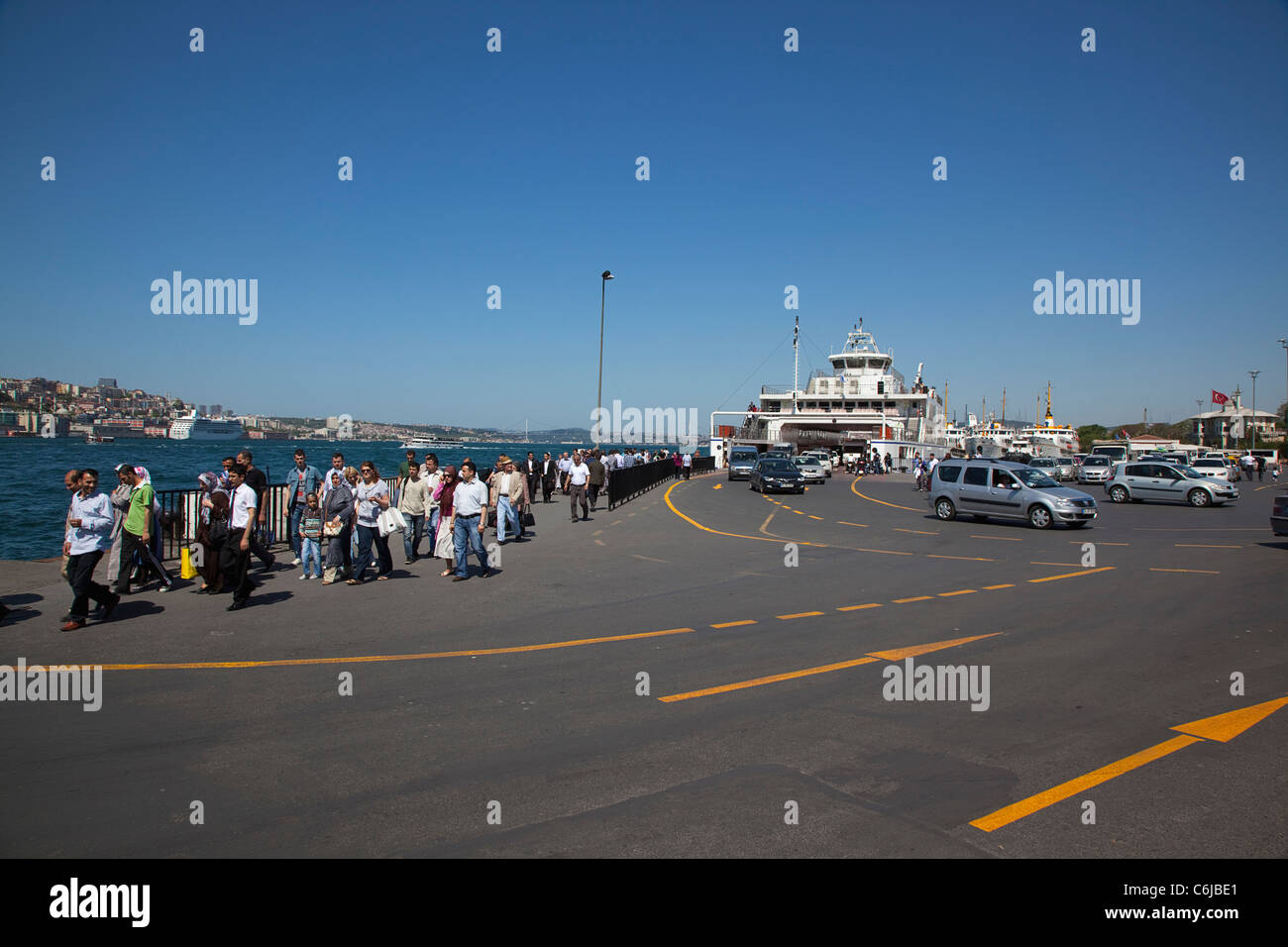Terminal commuters people hi-res stock photography and images - Alamy