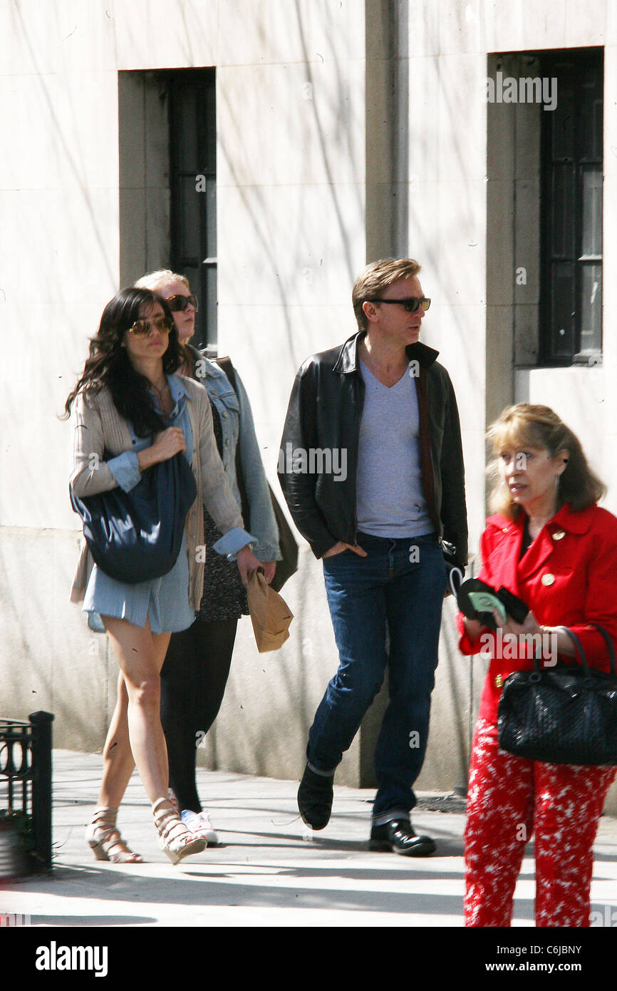 Daniel Craig and girlfriend Satsuki Mitchell enjoying the sunny spring ...