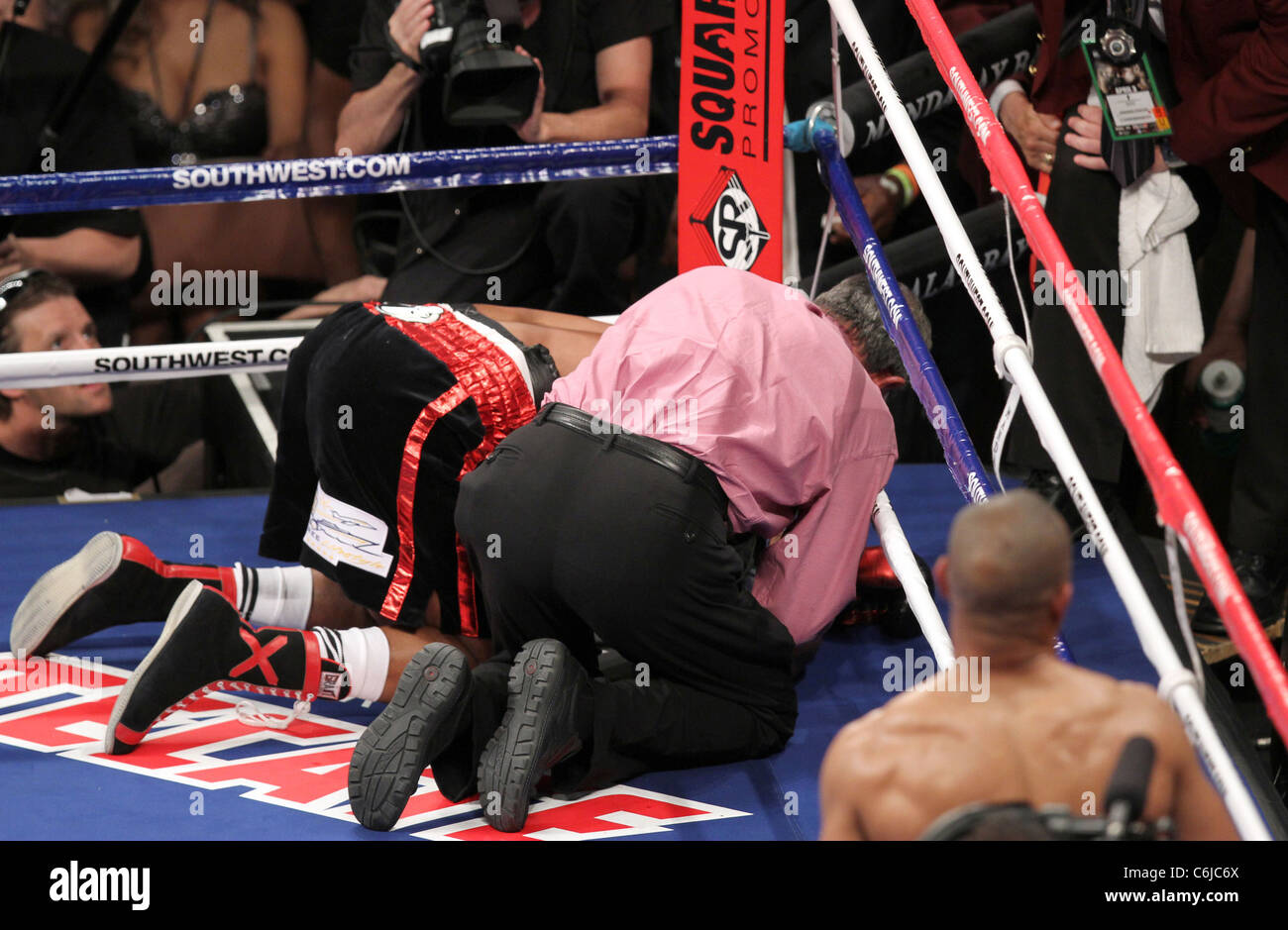 Bernard 'The Executioner" Hopkins and Roy Jones Jr in a rematch that ...