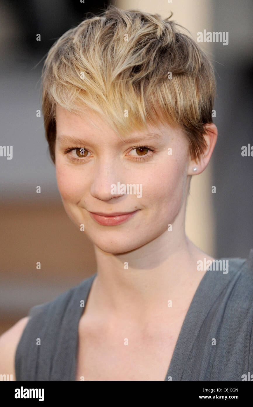 Mia wasikowska london fashion week hi-res stock photography and images - Alamy