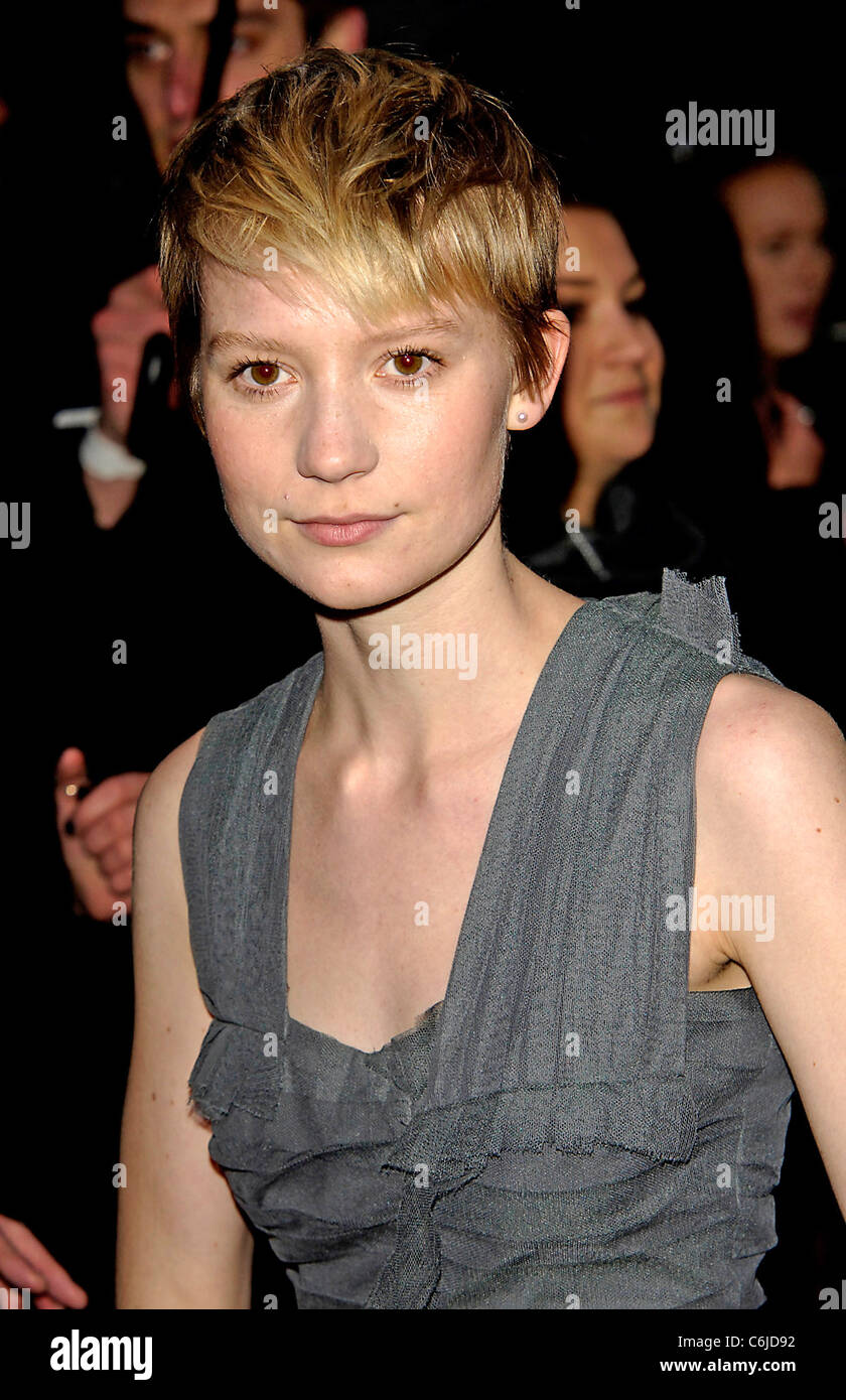 Mia wasikowska london fashion week hi-res stock photography and images - Alamy