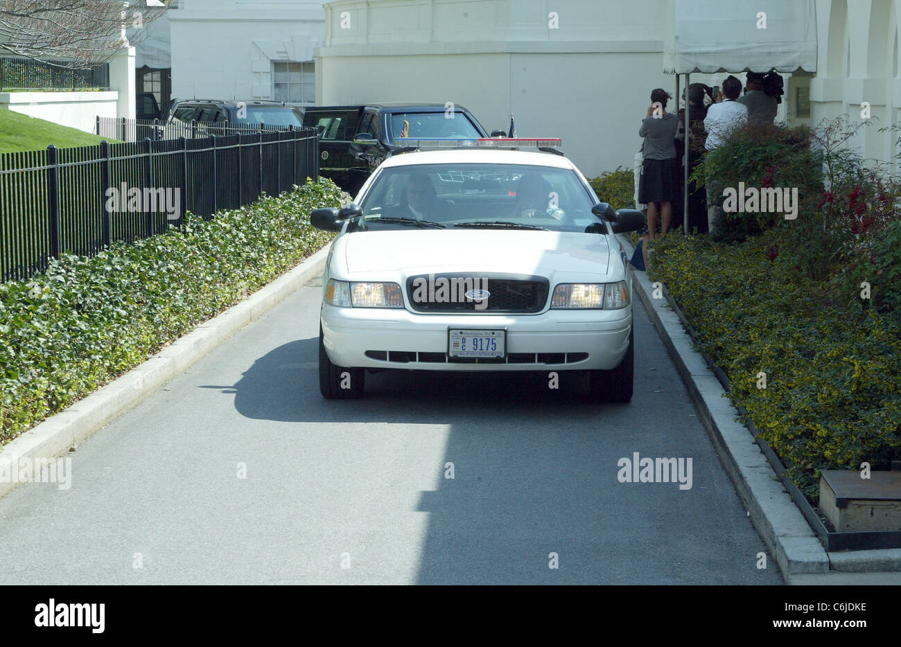 Presidential Motorcade taking Barack Obama throws out the ceremonial ...