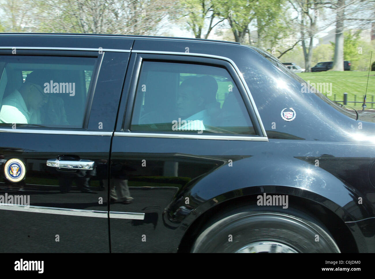 Presidential Motorcade taking Barack Obama throws out the ceremonial ...