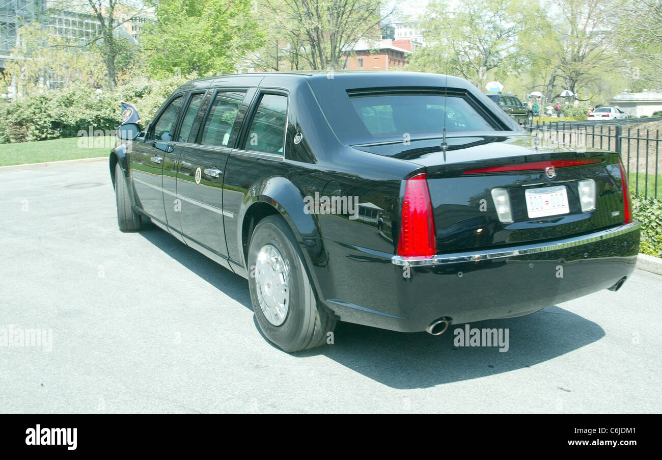 Presidential Motorcade taking Barack Obama throws out the ceremonial ...