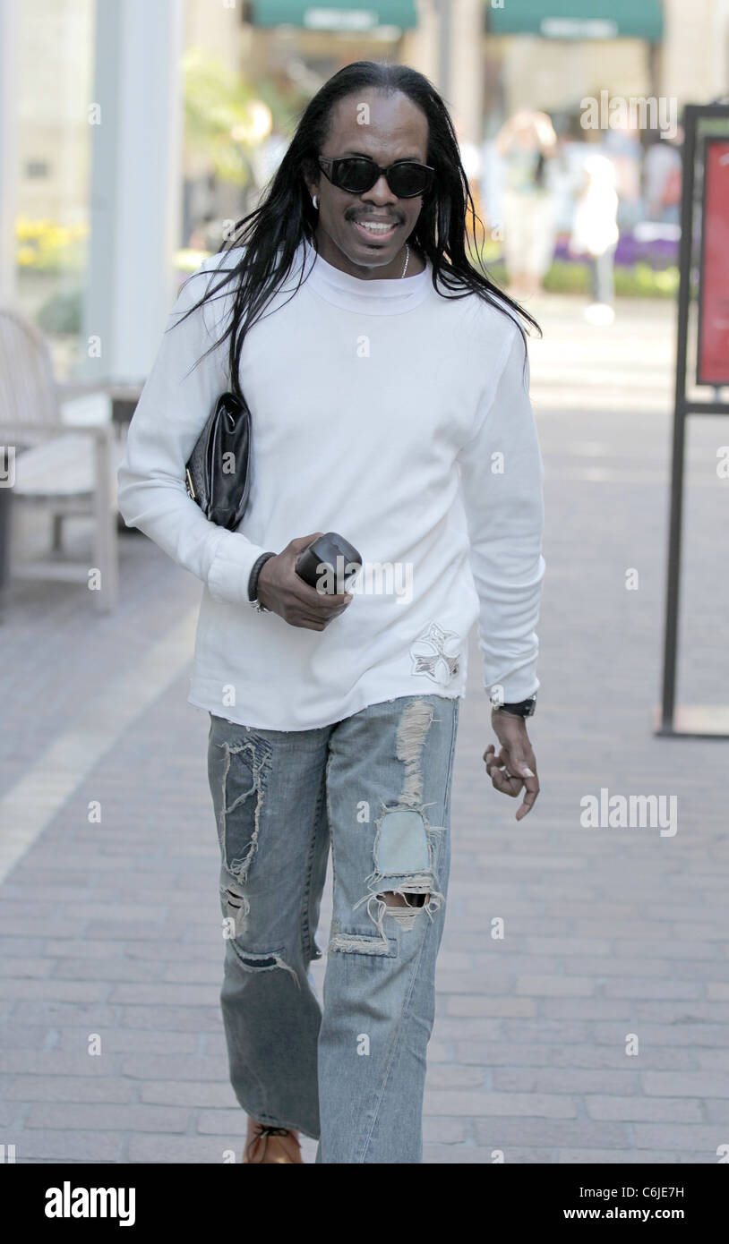 Bassist verdine white of the band earth hi-res stock photography and ...