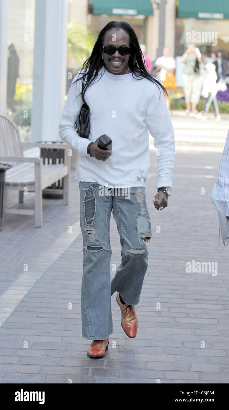 Bassist Verdine White of the band Earth, Wind and Fire shopping at the ...