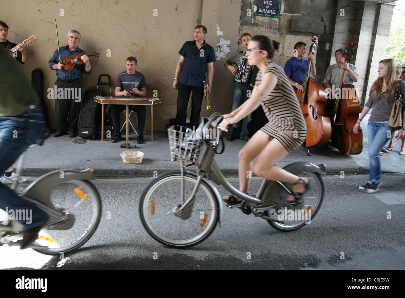 buskers by place des vosges in paris france Stock Photo - Alamy