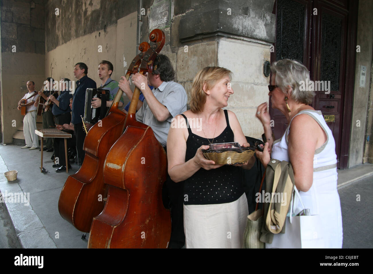 buskers by place des vosges in paris france Stock Photo - Alamy