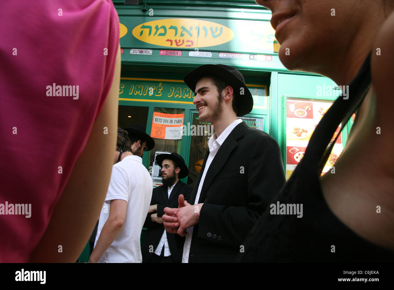 street scene in jewish quarter paris france Stock Photo - Alamy