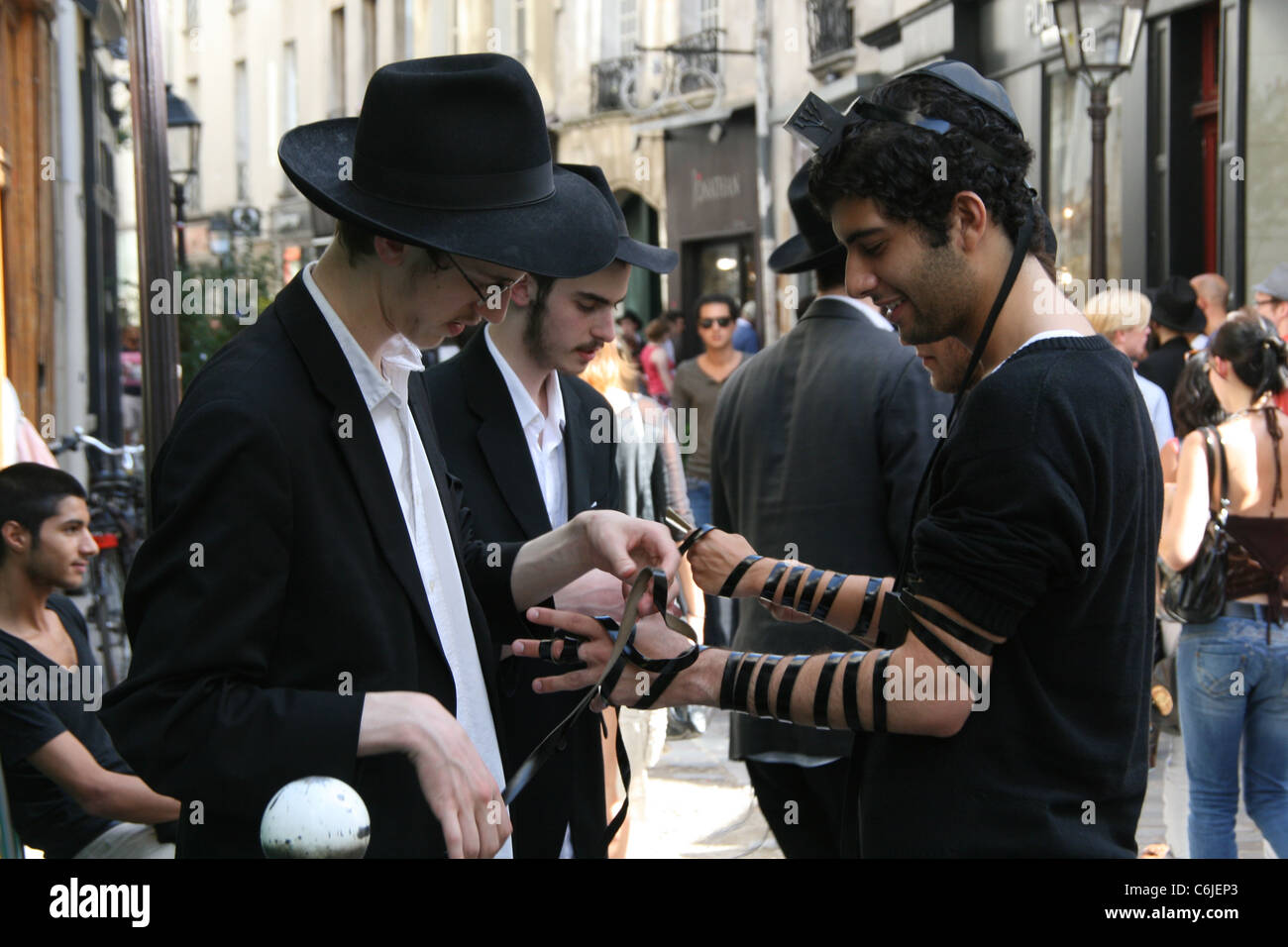 street scene in jewish quarter paris france Stock Photo - Alamy