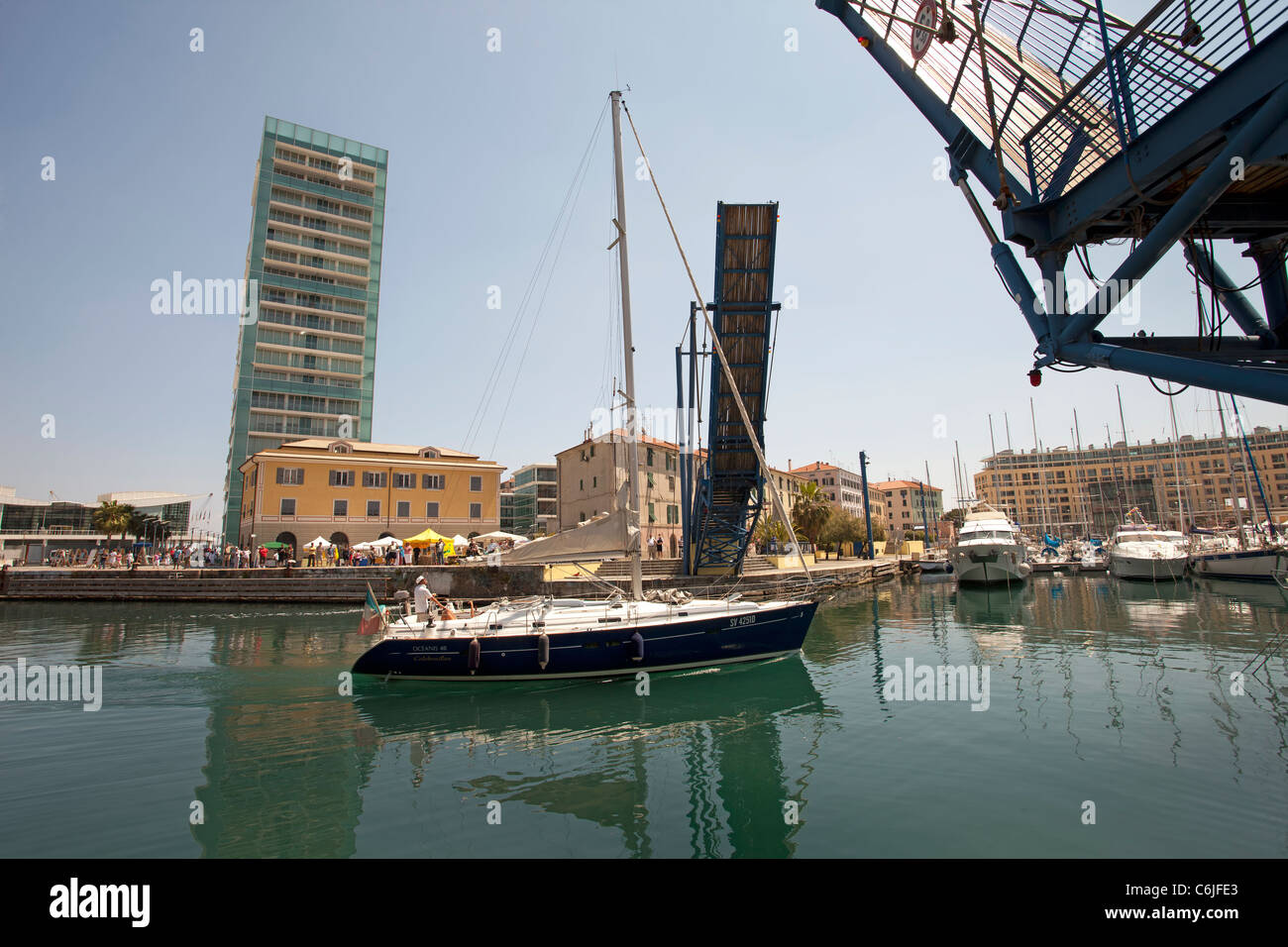 Draw bridge boat hi-res stock photography and images - Alamy
