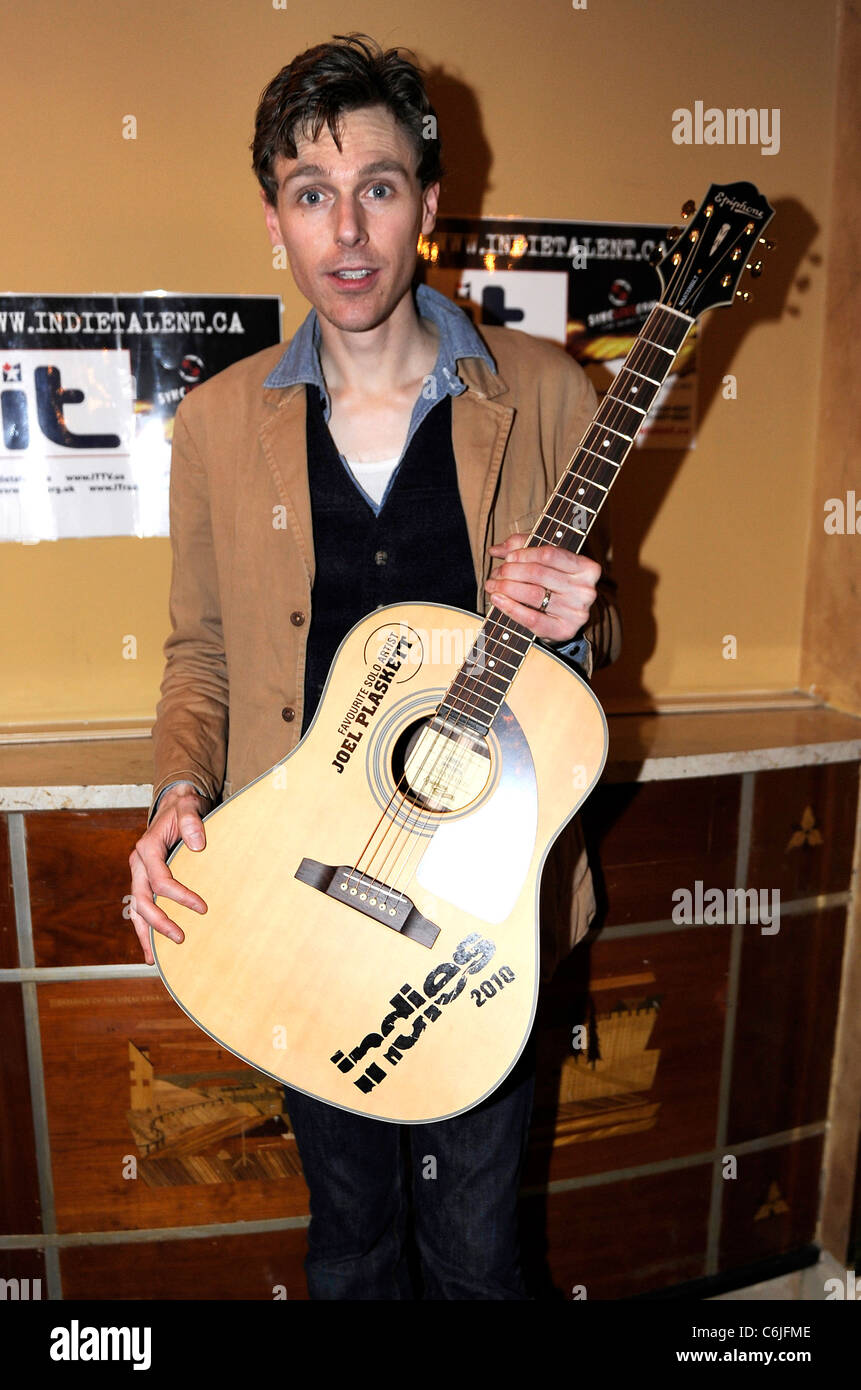 Singer Joe Plaskett won Favorite Solo Artist of The Year poses for ...