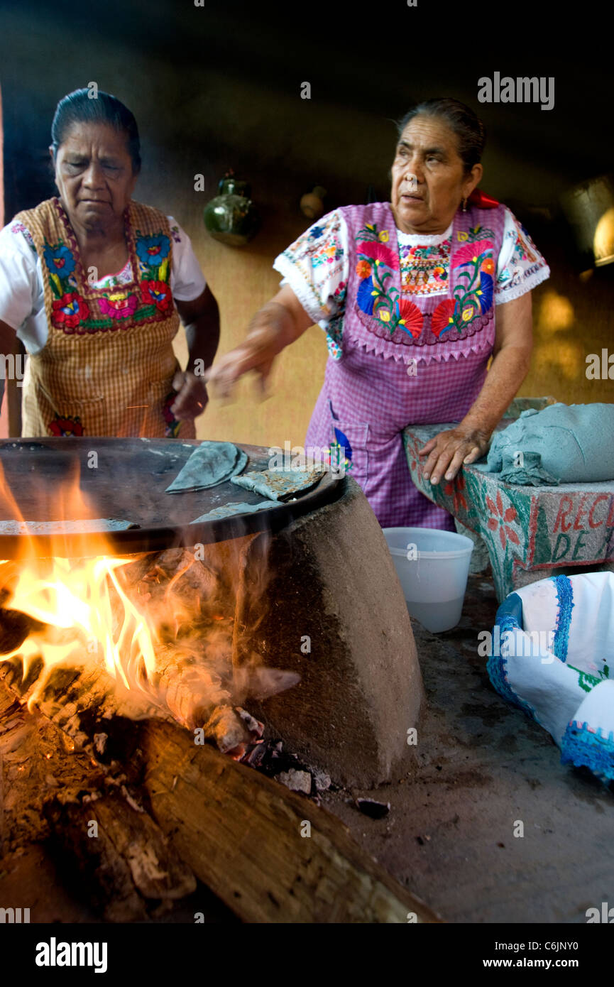 Mexican women cooking hi-res stock photography and images - Alamy
