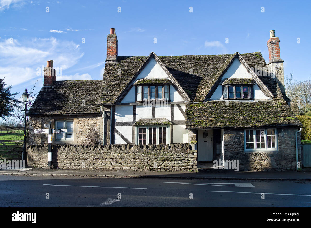 Old english stone cottage hi-res stock photography and images - Alamy
