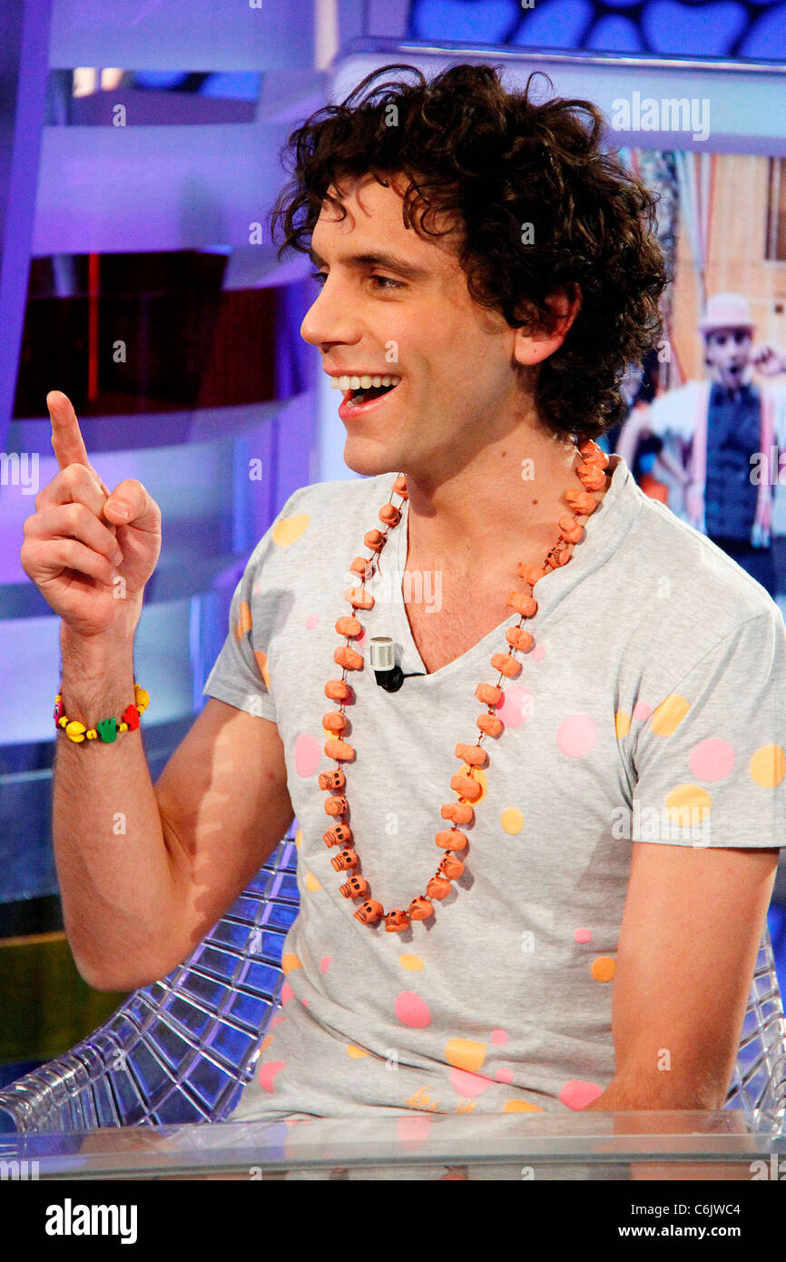 Mika makes an appearance and performs on the Spanish TV show El ...