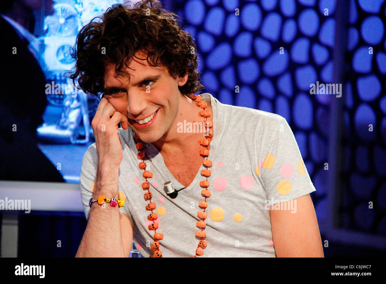 Mika makes an appearance and performs on the Spanish TV show El ...