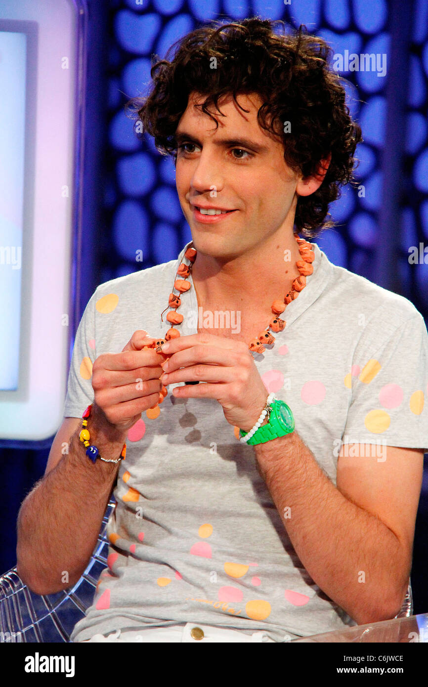 Mika makes an appearance and performs on the Spanish TV show El ...