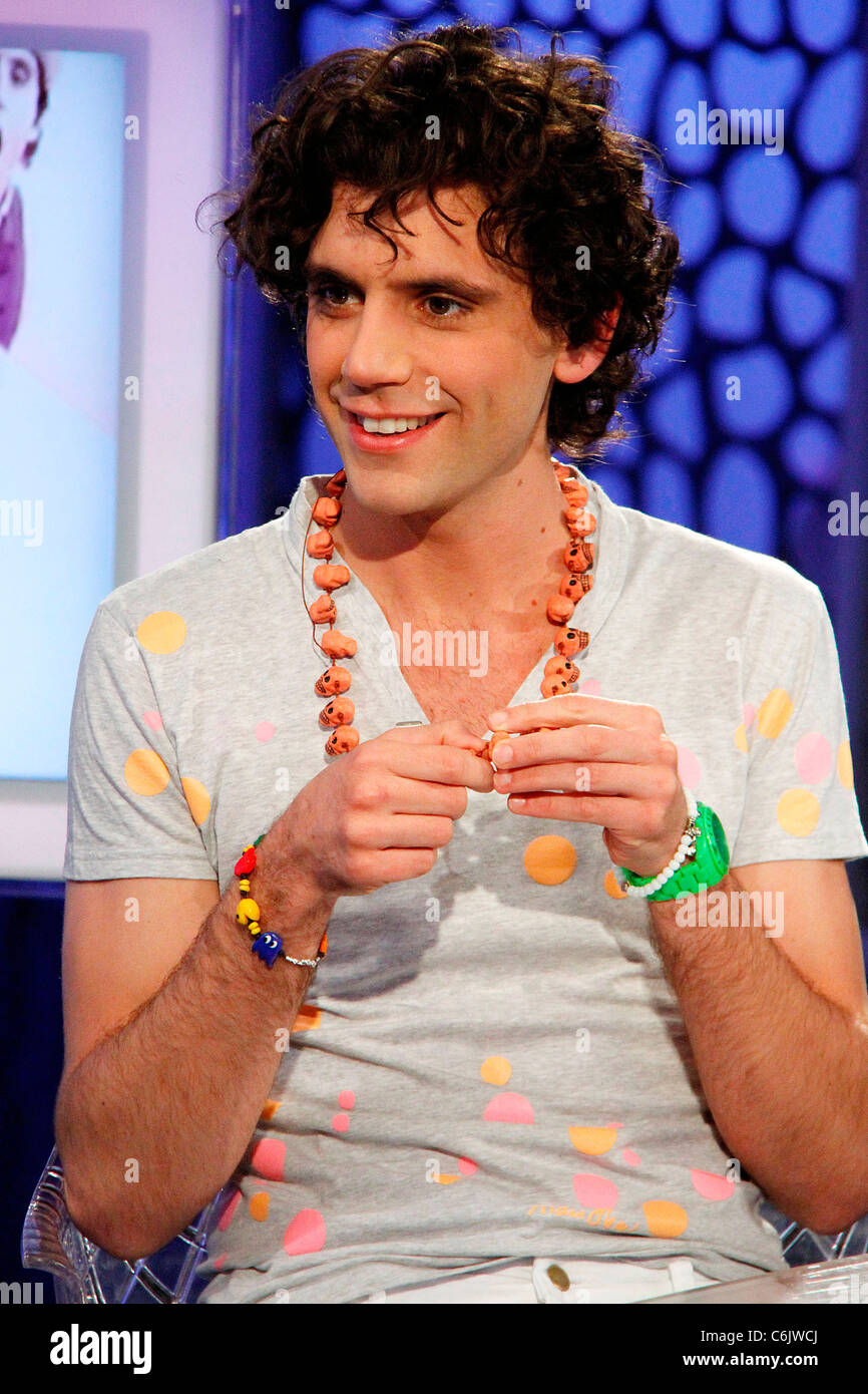 Mika makes an appearance and performs on the Spanish TV show El ...