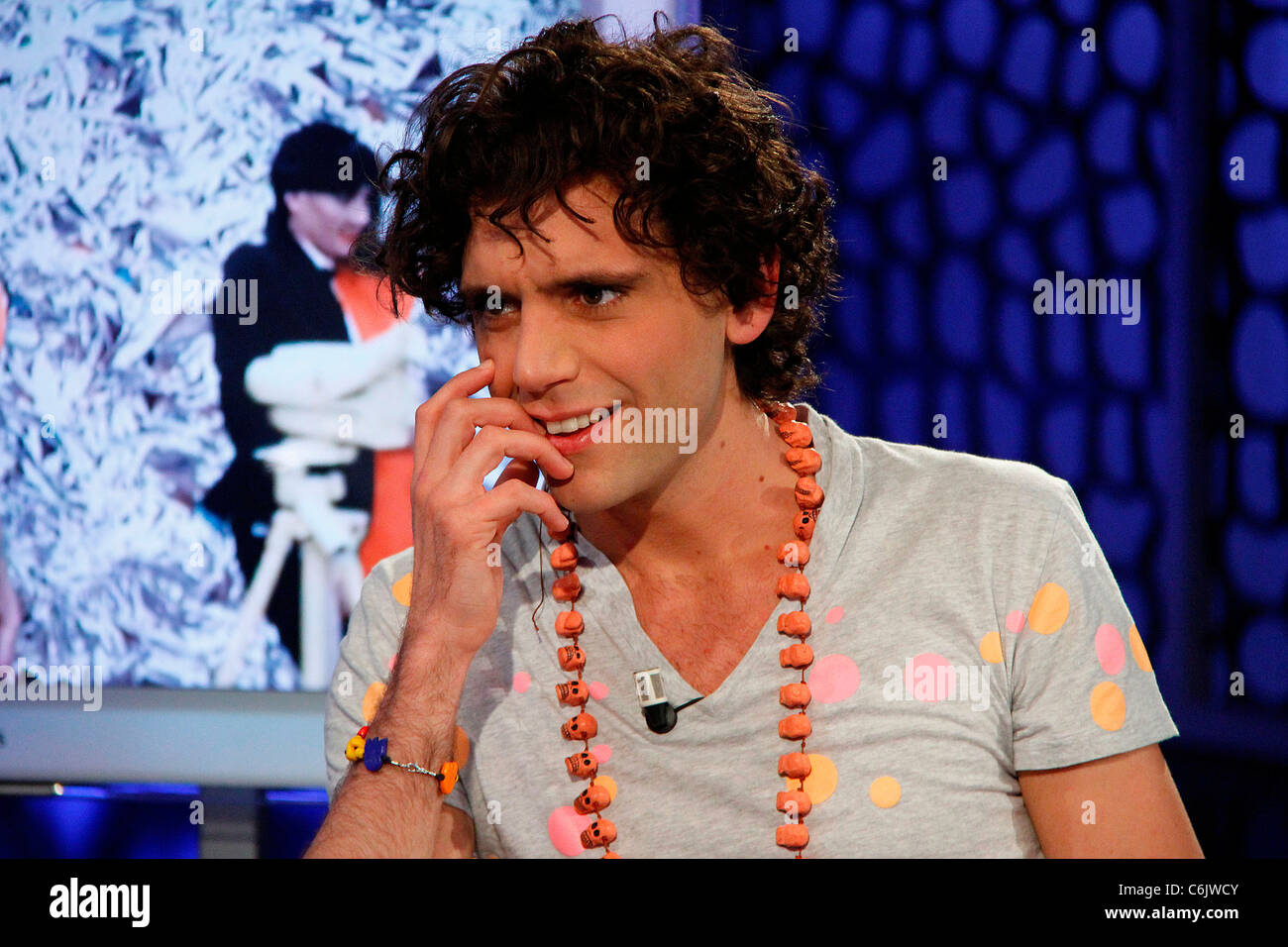 Mika makes an appearance and performs on the Spanish TV show El ...