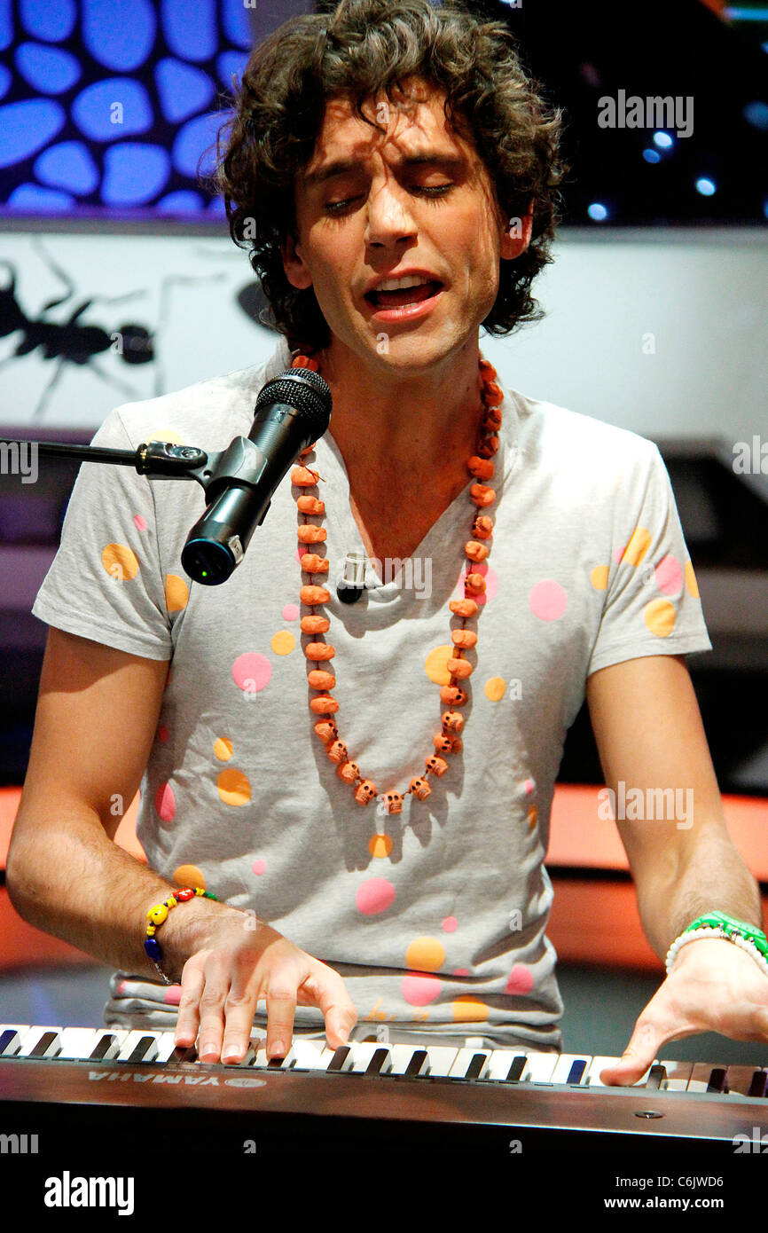 Mika makes an appearance and performs on the Spanish TV show El ...