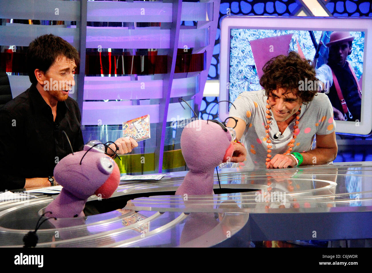 Mika makes an appearance and performs on the Spanish TV show El ...