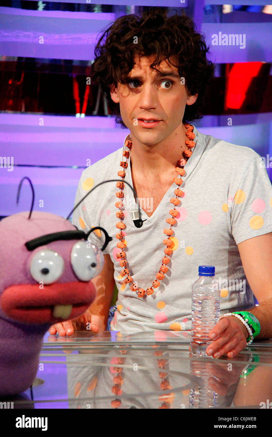 Mika makes an appearance and performs on the Spanish TV show El ...