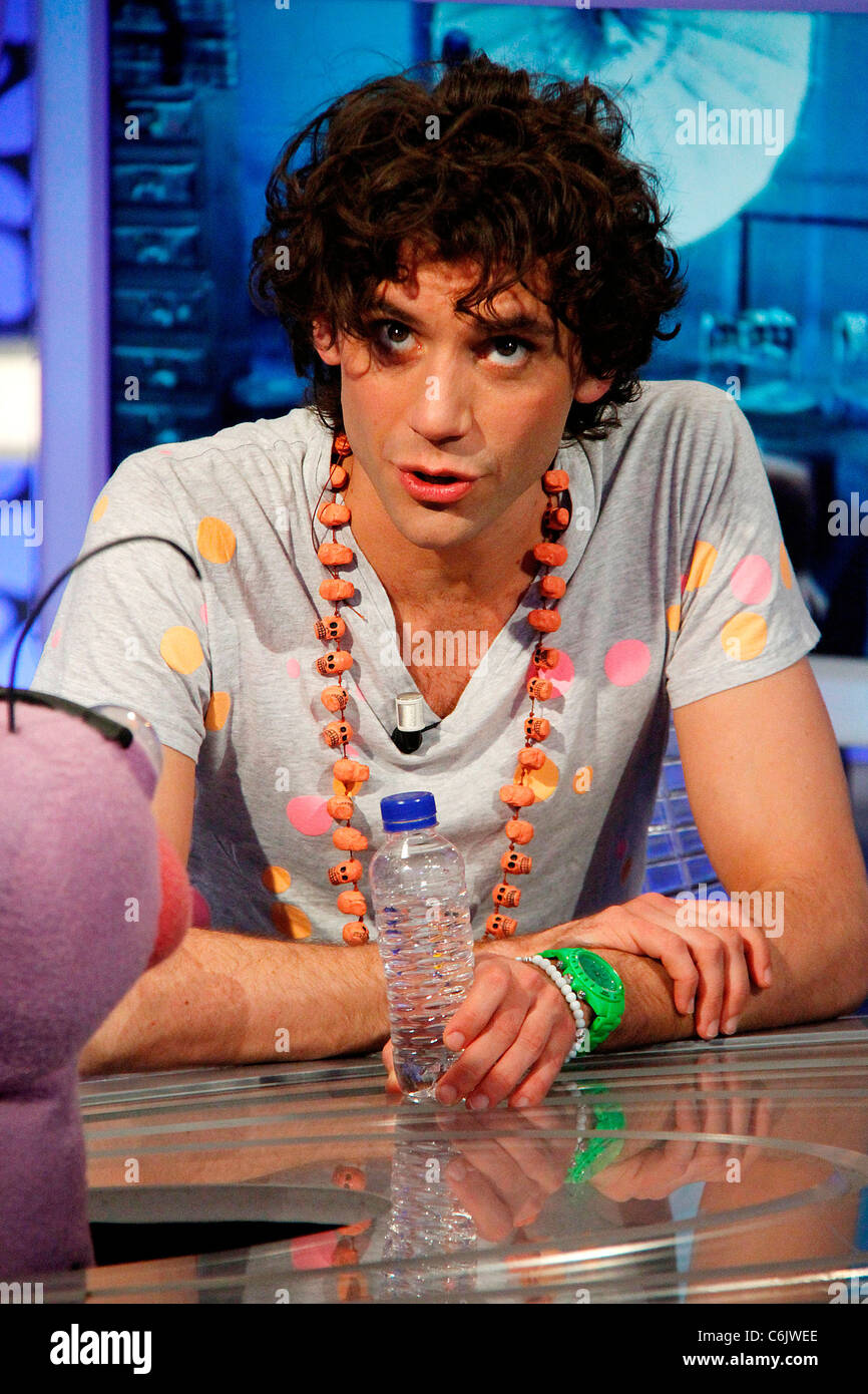 Mika makes an appearance and performs on the Spanish TV show El ...