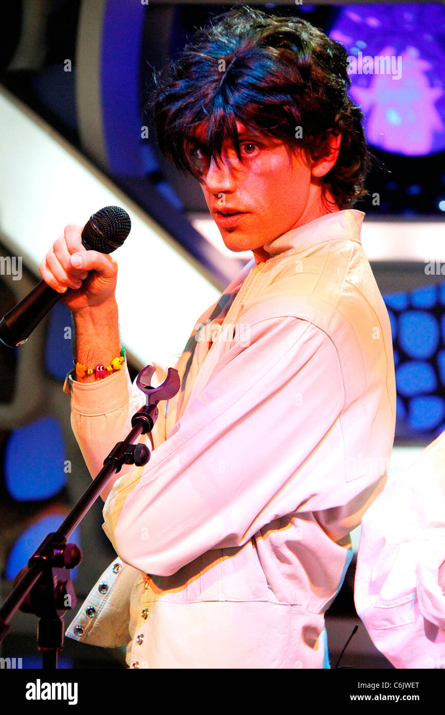 Mika makes an appearance and performs on the Spanish TV show El ...